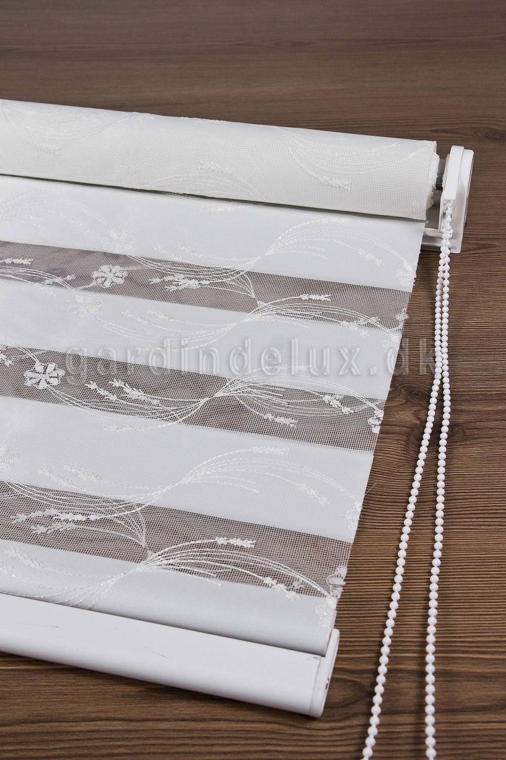 Hvid blomstret zebra gardin - Gardin Delux